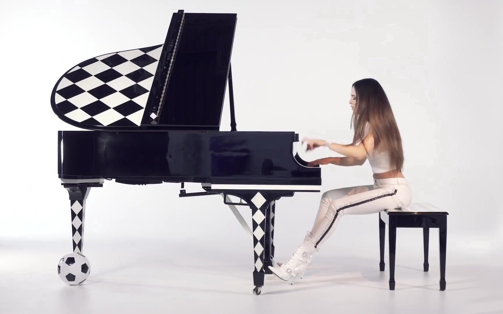 一首刻在DNA里的传奇歌曲，钢琴版We Are the Champions【Lola Astanova】-罗拉_阿斯塔诺娃-罗拉_阿斯塔诺娃 ...