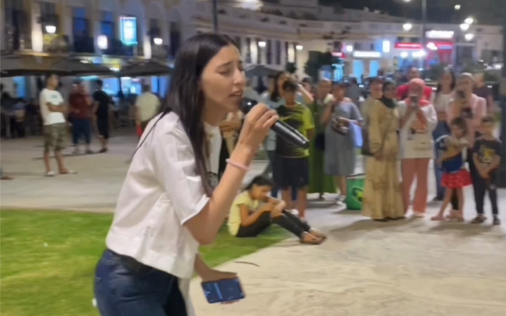 这里越来越多的观众喜欢中国歌曲，喜欢中国文化，我会继续在这里唱中文歌给大家听-iam迪娜-iam迪娜-哔哩哔哩视频
