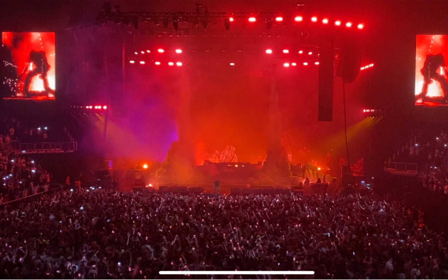 带你看世界级说唱现场！Travis Scott 伦敦O2演唱会舞台正面视角！_哔哩哔哩_bilibili