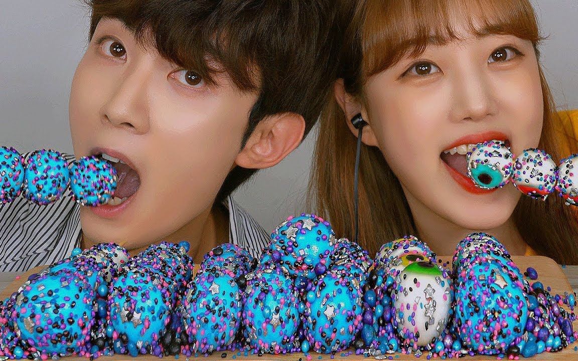 【韩国吃货JaeYeol宰烈】今天是新奇的吃播——地球软糖+眼球软糖，再裹上星河糖果！_哔哩哔哩_bilibili