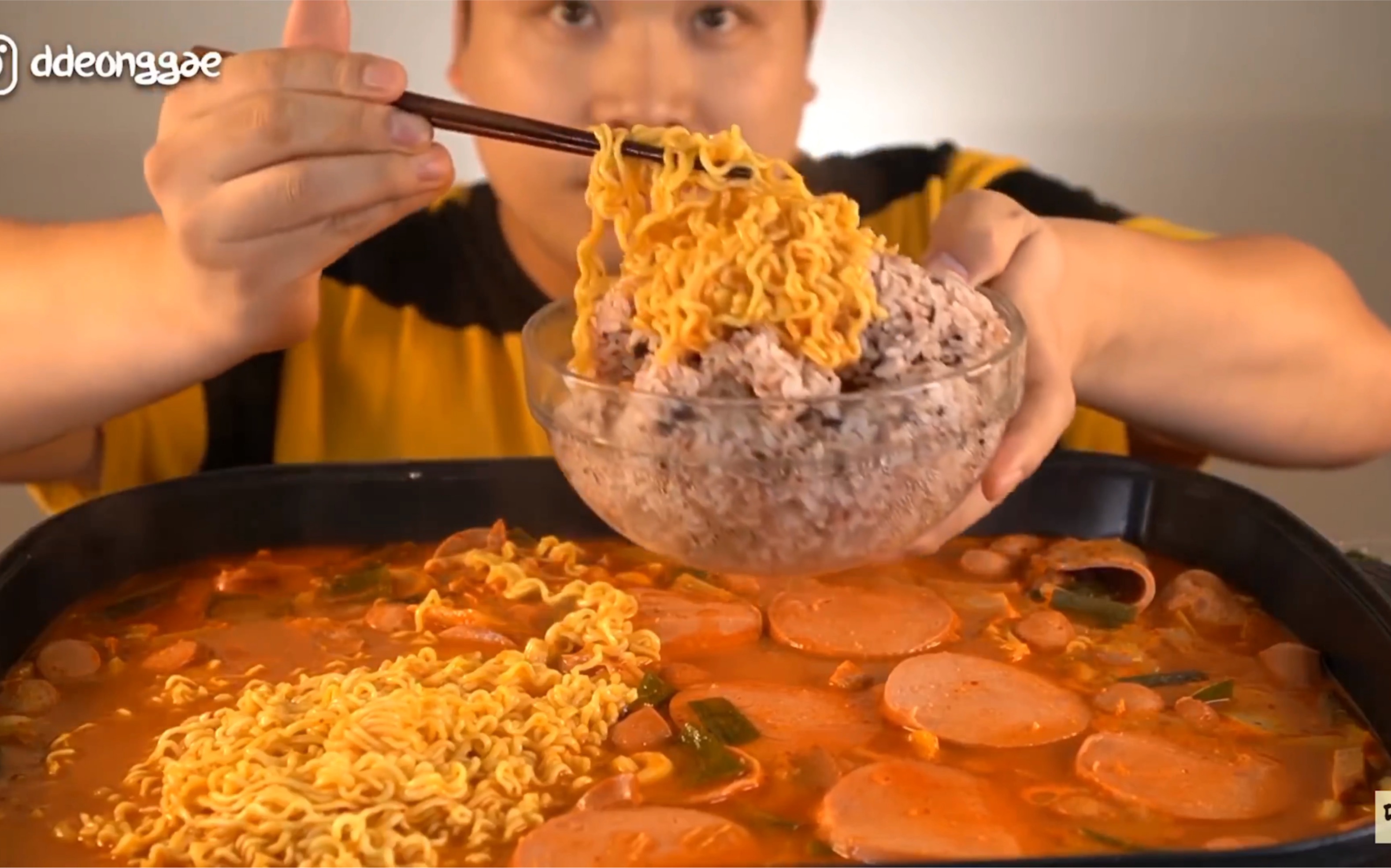 ddeonggae （直接吃）泡面香肠和米饭！这么大的部队锅！donkey弟弟~吃播咀嚼音生活美食宵夜_哔哩哔哩_bilibili