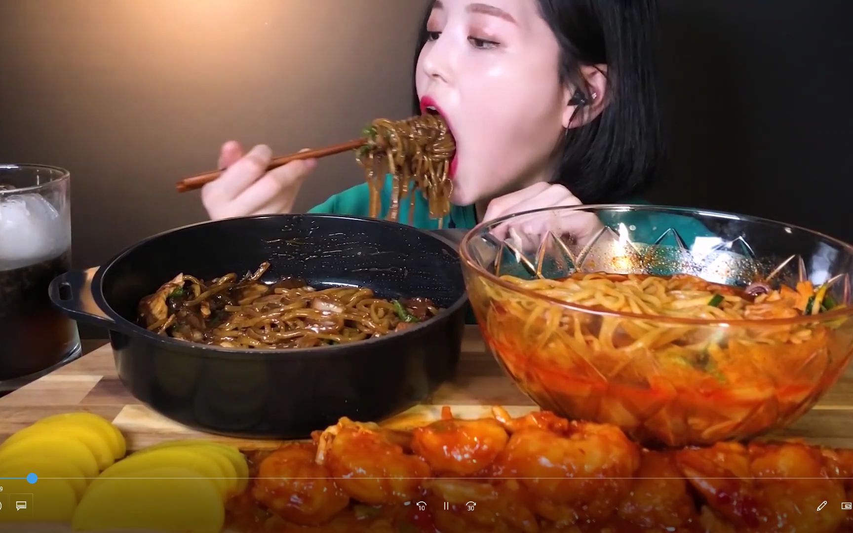 【Eat With Boki】大口吃酱汁黑豆面+辣酱炸虾+海鲜拼盘+泡菜_哔哩哔哩_bilibili