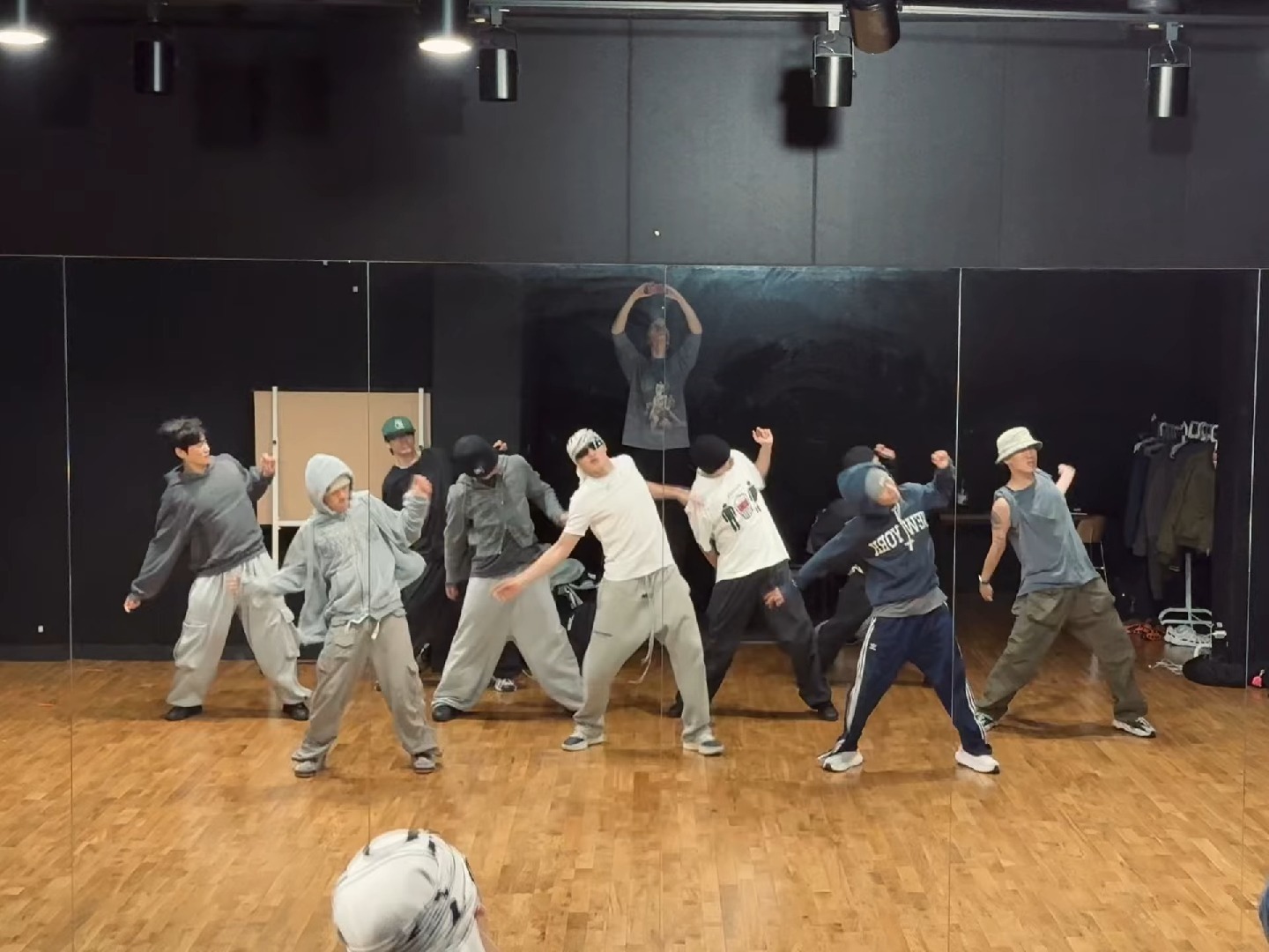 like JENNIE编舞师WDBZ Vata带队版-Sandy正在学习中-舞-哔哩哔哩视频