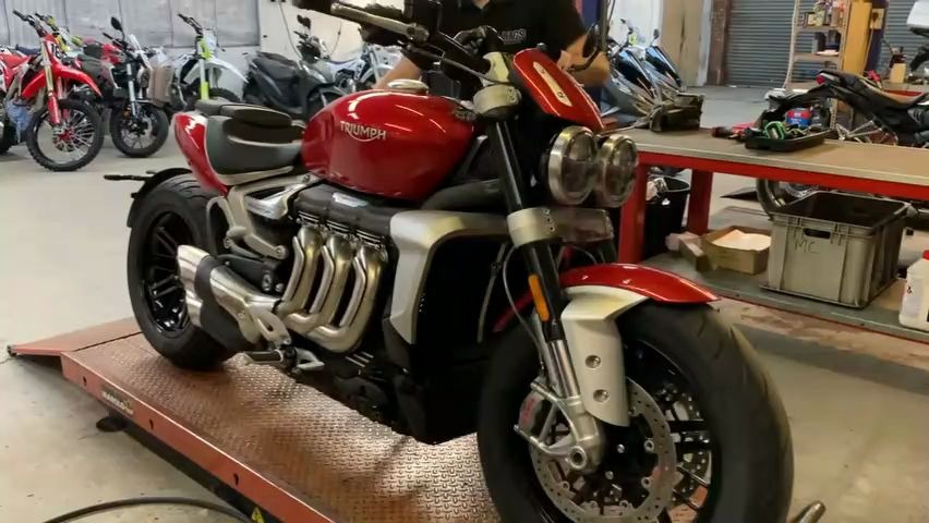 2020 TRIUMPH ROCKET R 3 _ BUILD AND PDI 全新凯旋火箭3R开箱了！_哔哩哔哩_bilibili