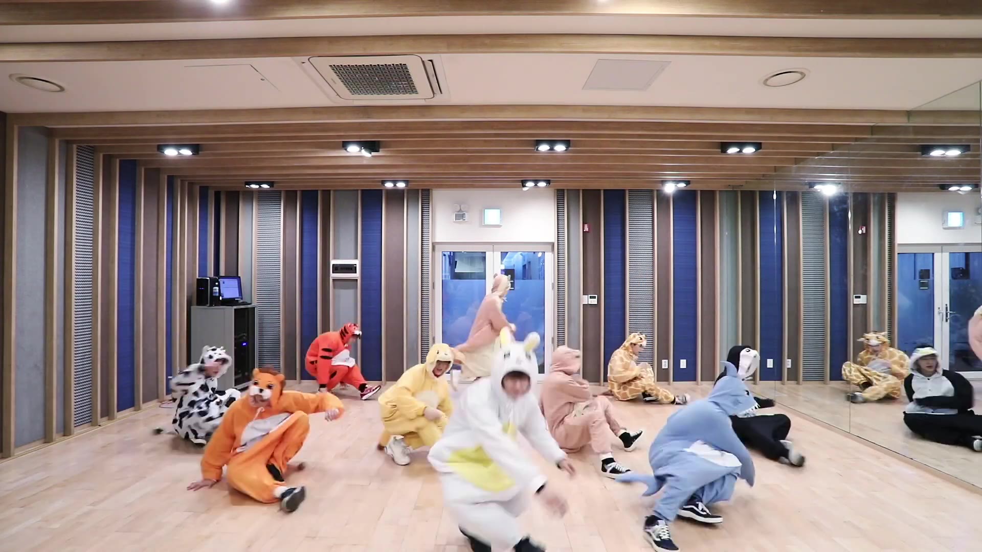 【GoldenChild】181227 Genie Dance Practice (Animal Character ver.）_哔哩哔哩 ...