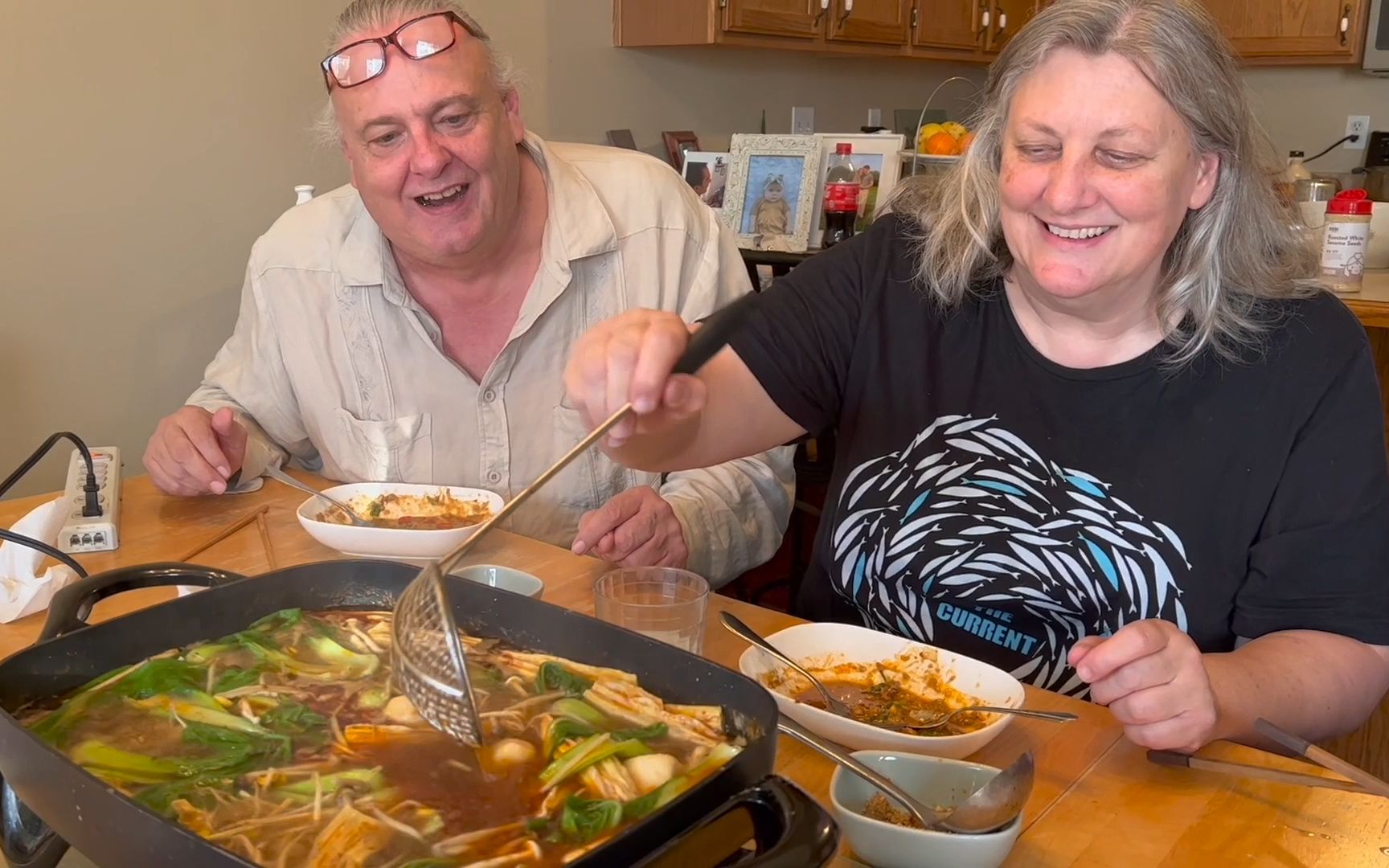 捧场王再次上线！美国老丈人的最爱中国菜出现了：火锅下饺子！！！-田纳西Jay和Ari-田纳西Jay和Ari-哔哩哔哩视频