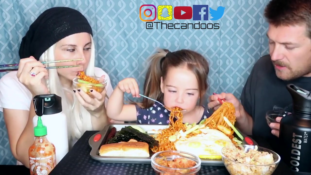【The Candoos】可爱小天使一家人吃辣火鸡面年糕面包~w_哔哩哔哩 (゜-゜)つロ 干杯~-bilibili