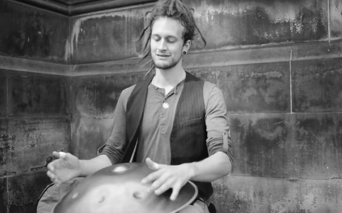 【油管搬运】手碟演奏家daniel waples街头表演 - hang in balance part II - edinburgh 2012 ...
