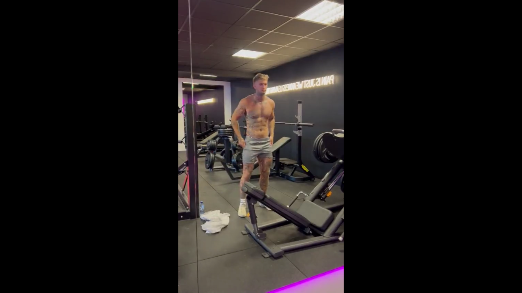 大蟒蛇的腹部堪称完美[大蟒蛇Jake Andrich / Jakipz]