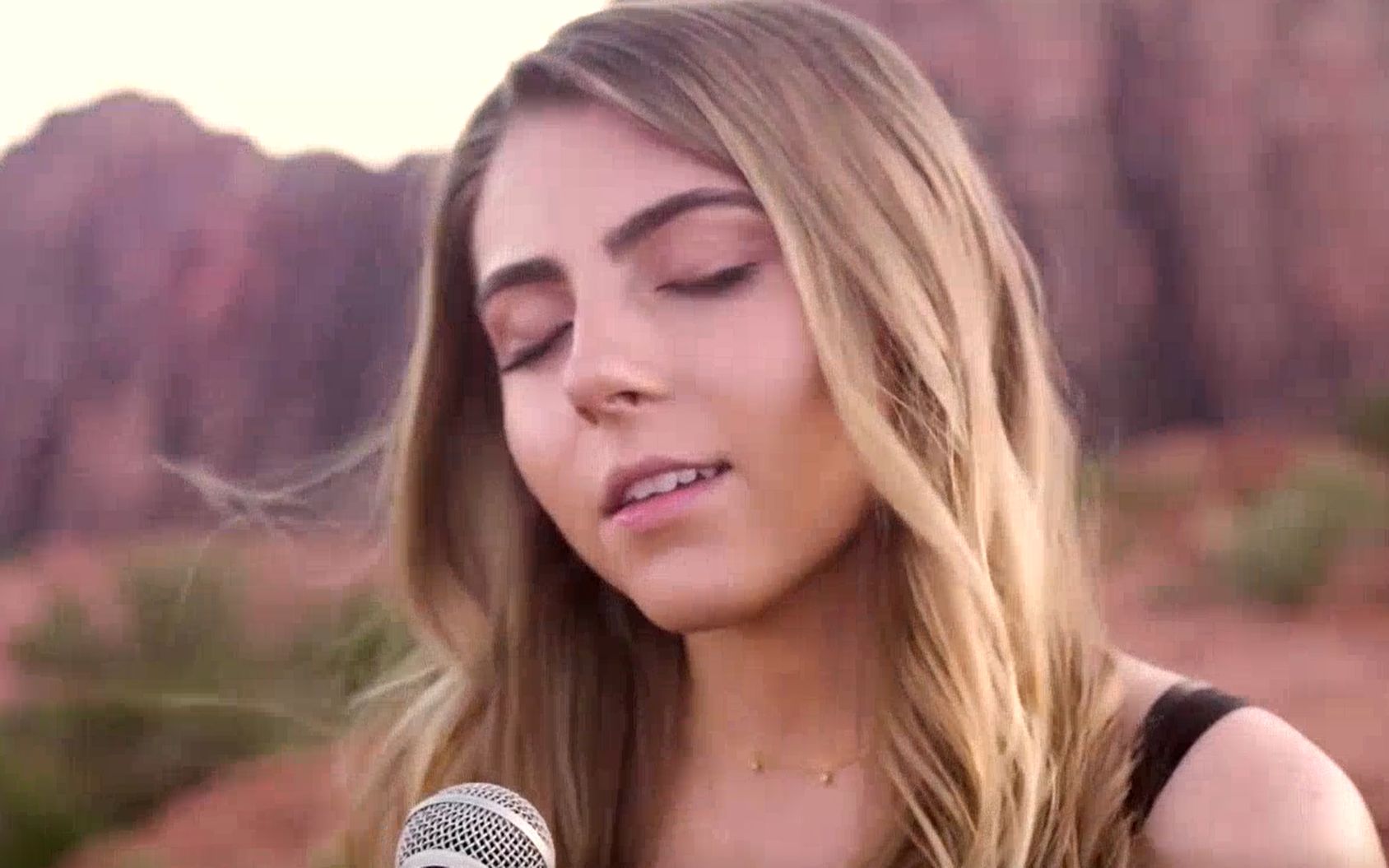 户外弹唱抒情曲《Iris》人景一体美翻了！-Jada_Facer-Jada_Facer-哔哩哔哩视频