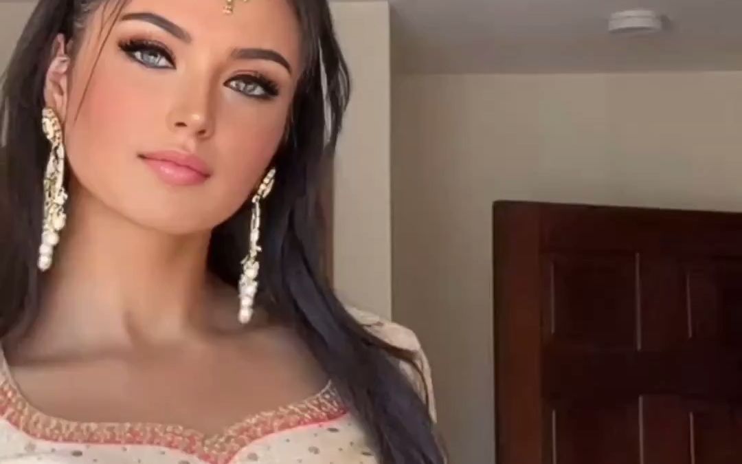 Yeli Kovalenko的变装秀