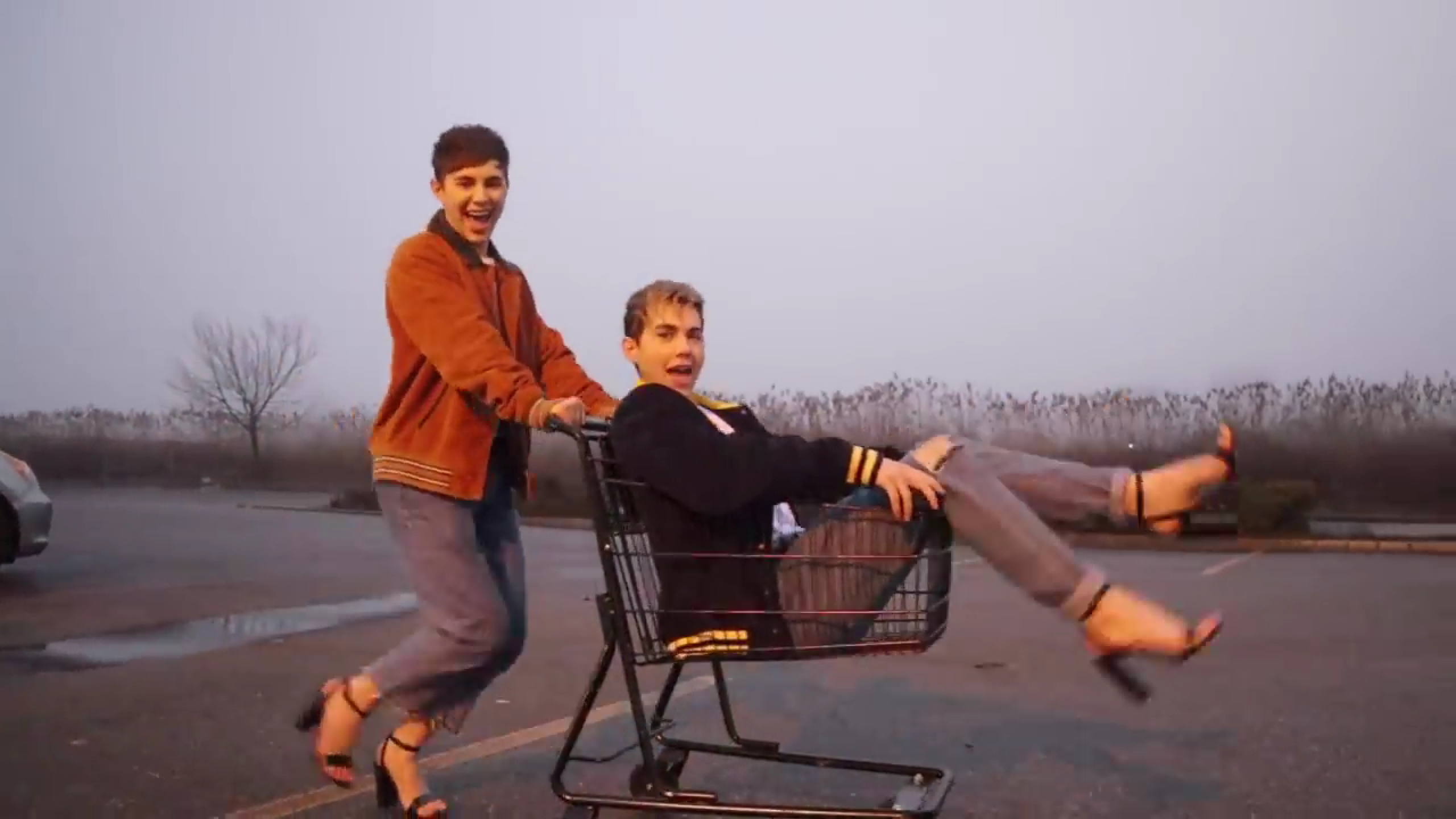 【Coyle Twins】弯仔双胞胎寻求刺激，脚踩高跟鞋出门发骚_哔哩哔哩_bilibili