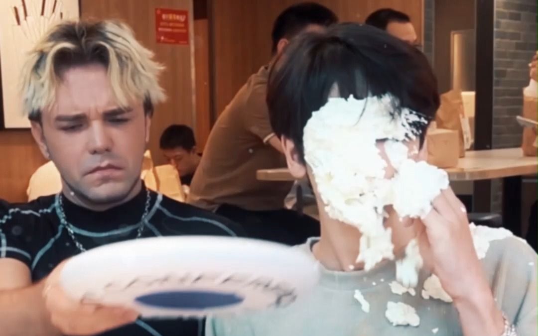 不是，AK怎么随身带蛋糕盘啊-Aleks_Kost-Aleks_Kost-哔哩哔哩视频