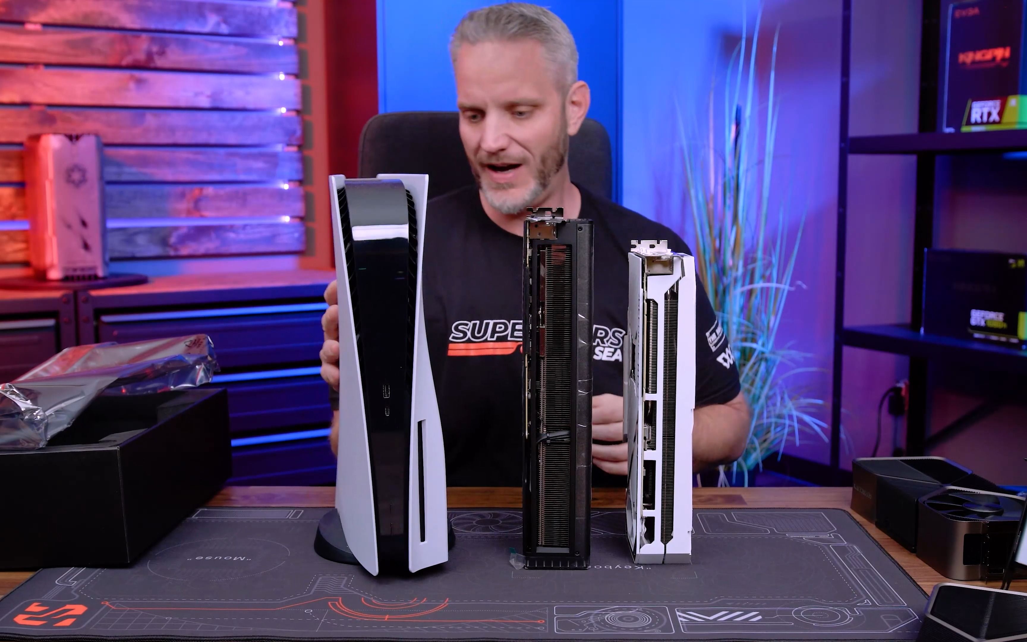 我们需要一个更大的机箱... RTX 4090 尺寸对比_哔哩哔哩_bilibili