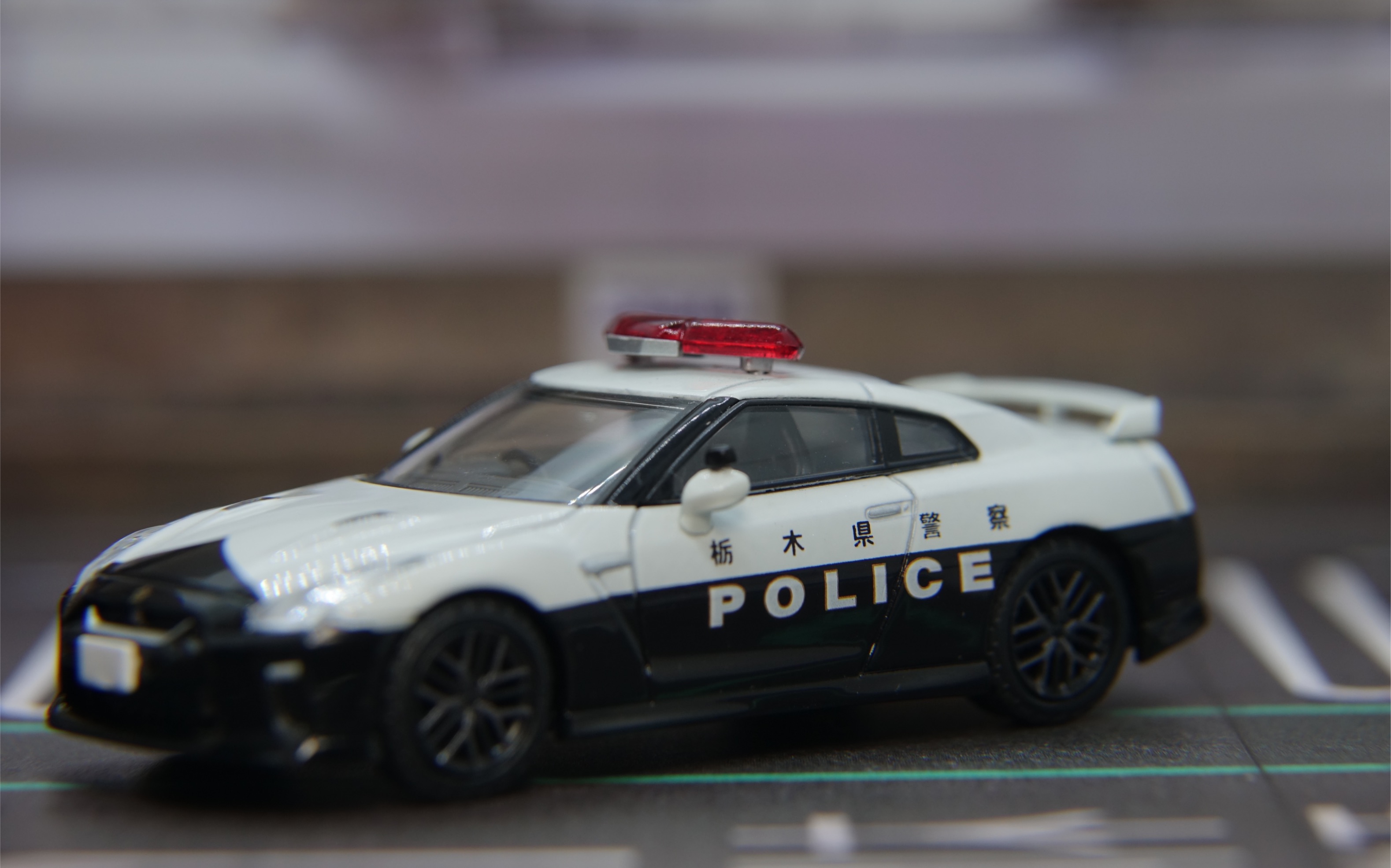 【GTR】【R35】TLV简单开箱测评R35警车和白R35_哔哩哔哩_bilibili