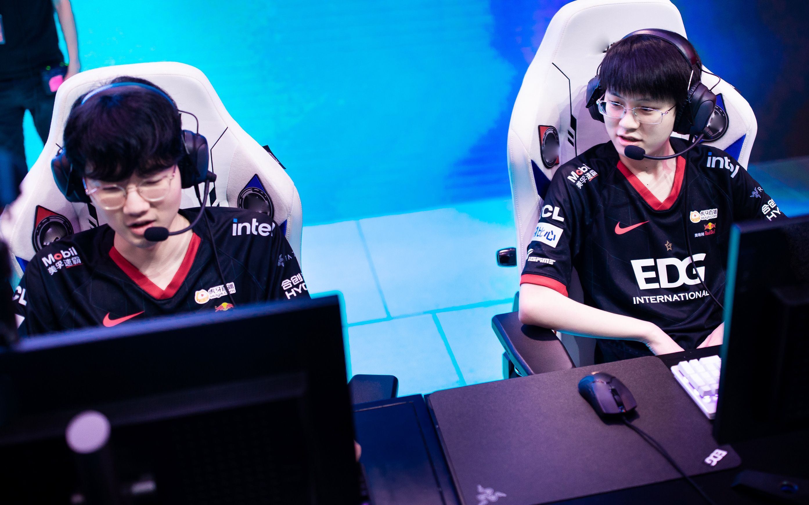 【viko】 我俩的距离慢慢靠近丨是可以笑着分享事情的知己和亲近的人~_电子竞技热门视频