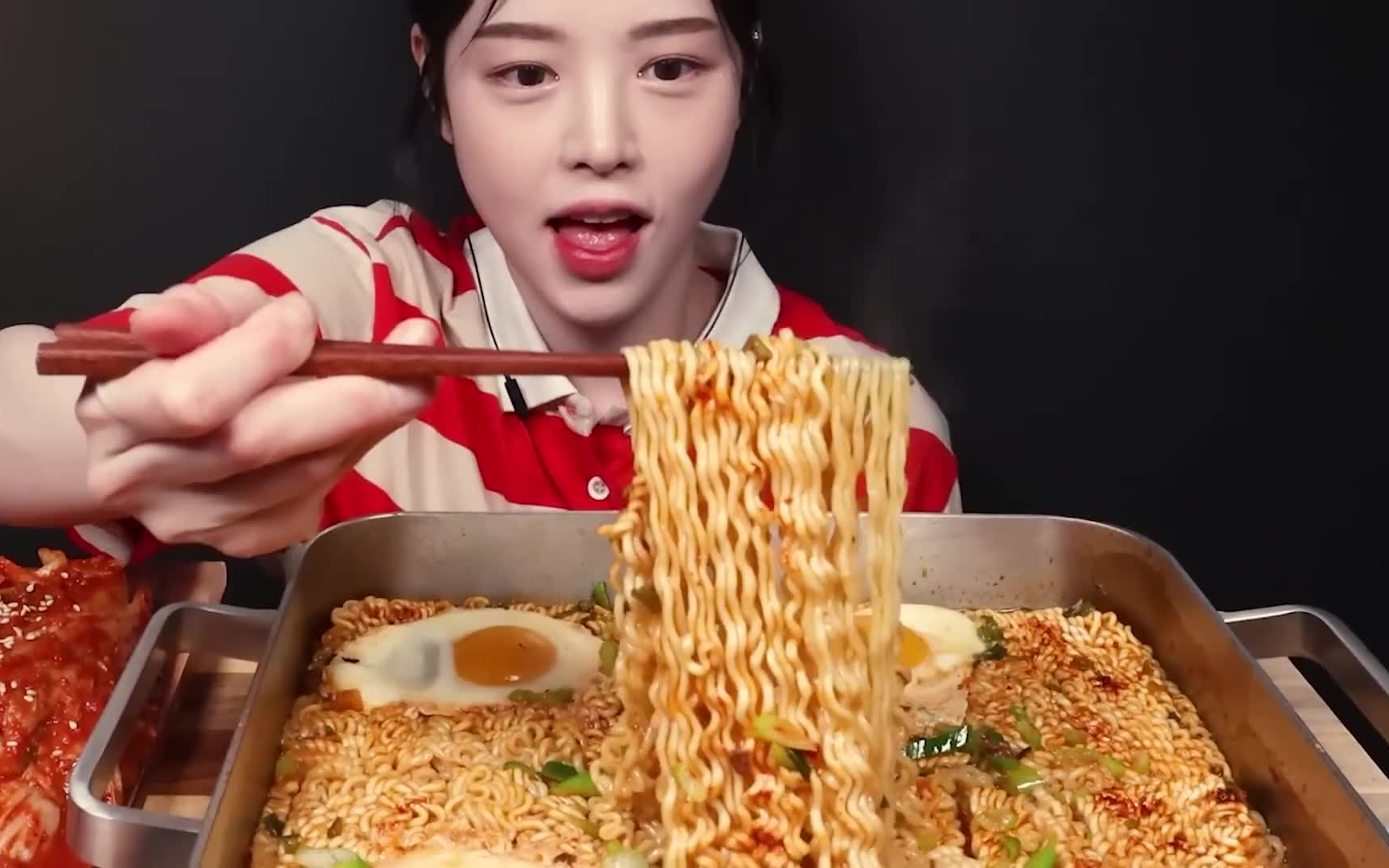 【Boki 字幕版】五包香辣真拉面吃播！还有鸡蛋！-隐居在温哥华-隐居在温哥华-哔哩哔哩视频