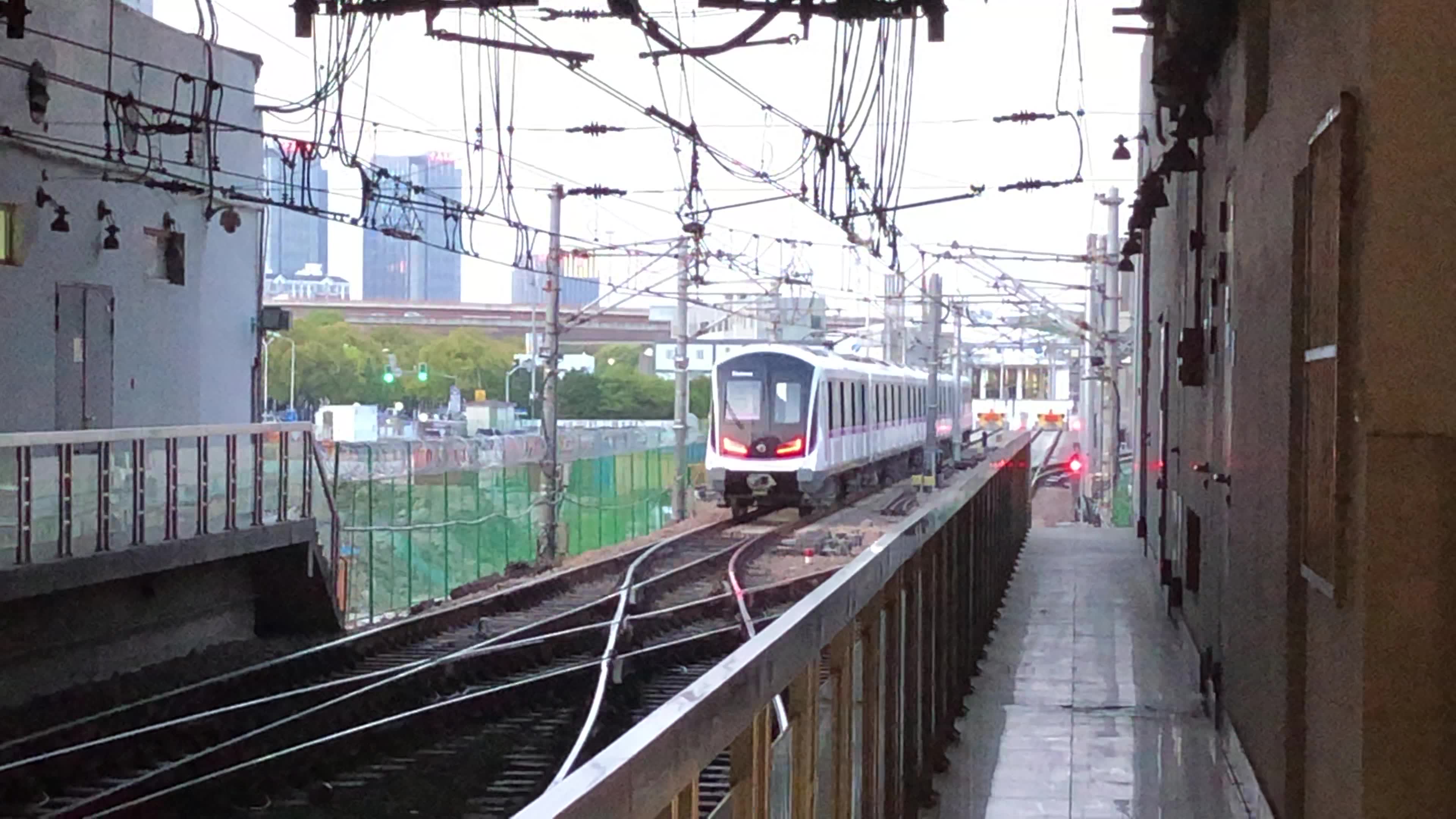 0530号车05C02型电动客车进莘庄折返线_哔哩哔哩_bilibili