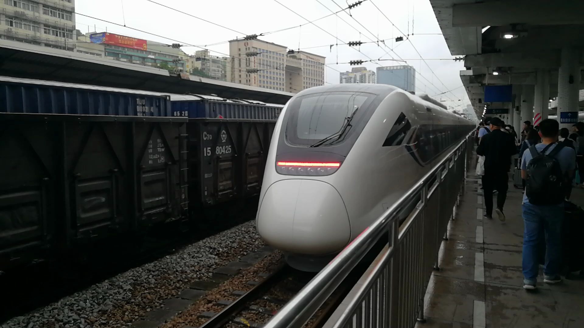 复兴号内饰的高配版CRH6A进站_哔哩哔哩_bilibili