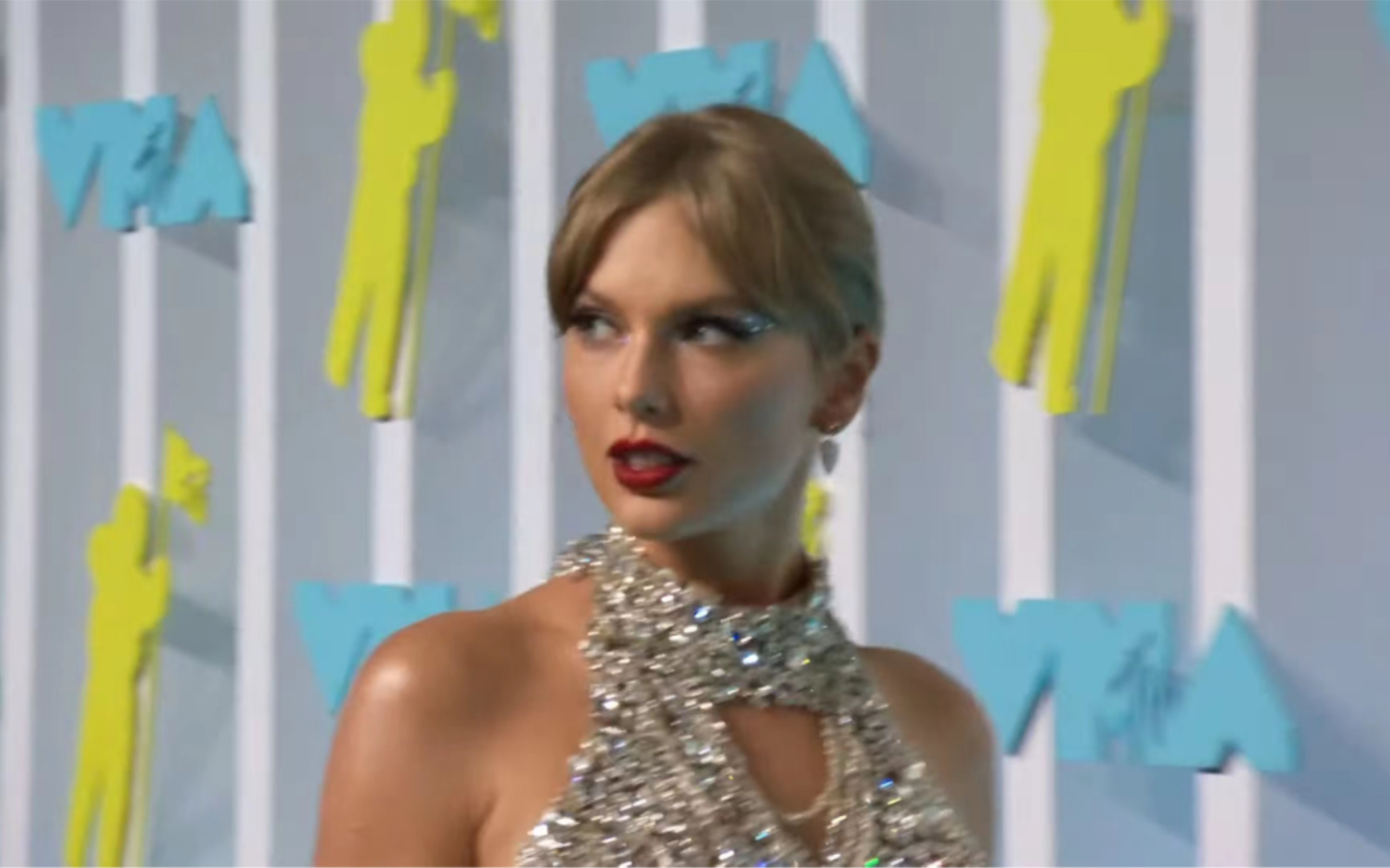【Taylor Swift】出席VMAs红毯_哔哩哔哩_bilibili