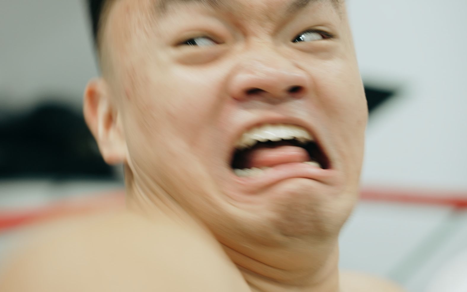 震惊！瘦小伙一招KO重量级拳王！！-马哥巨离谱-马哥巨离谱-哔哩哔哩视频