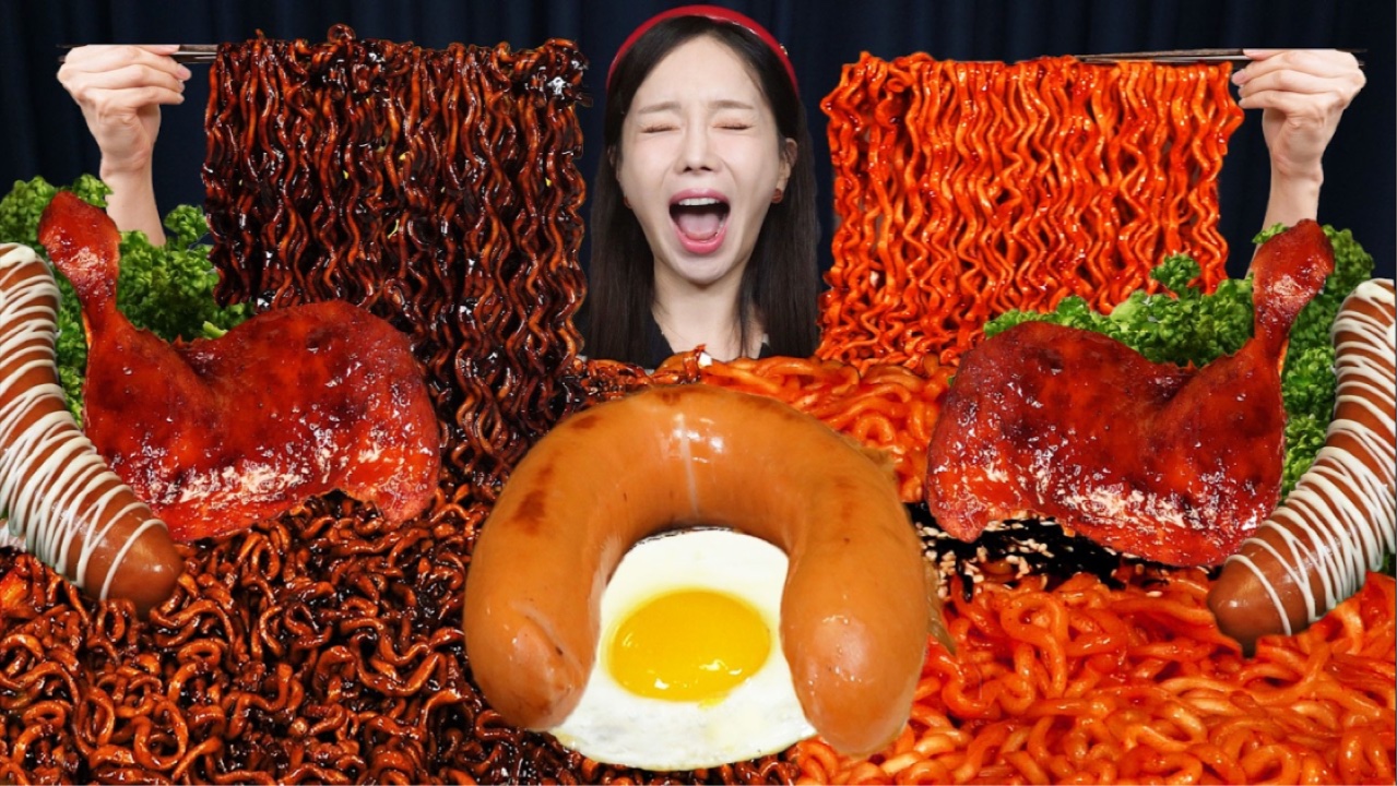 Ssoyoung｜ 自制香辣烤鸡腿🍗 配上火鸡面，炸酱面和香肠一起吃👍-Ssoyoung쏘영-Ssoyoung쏘영-哔哩哔哩视频