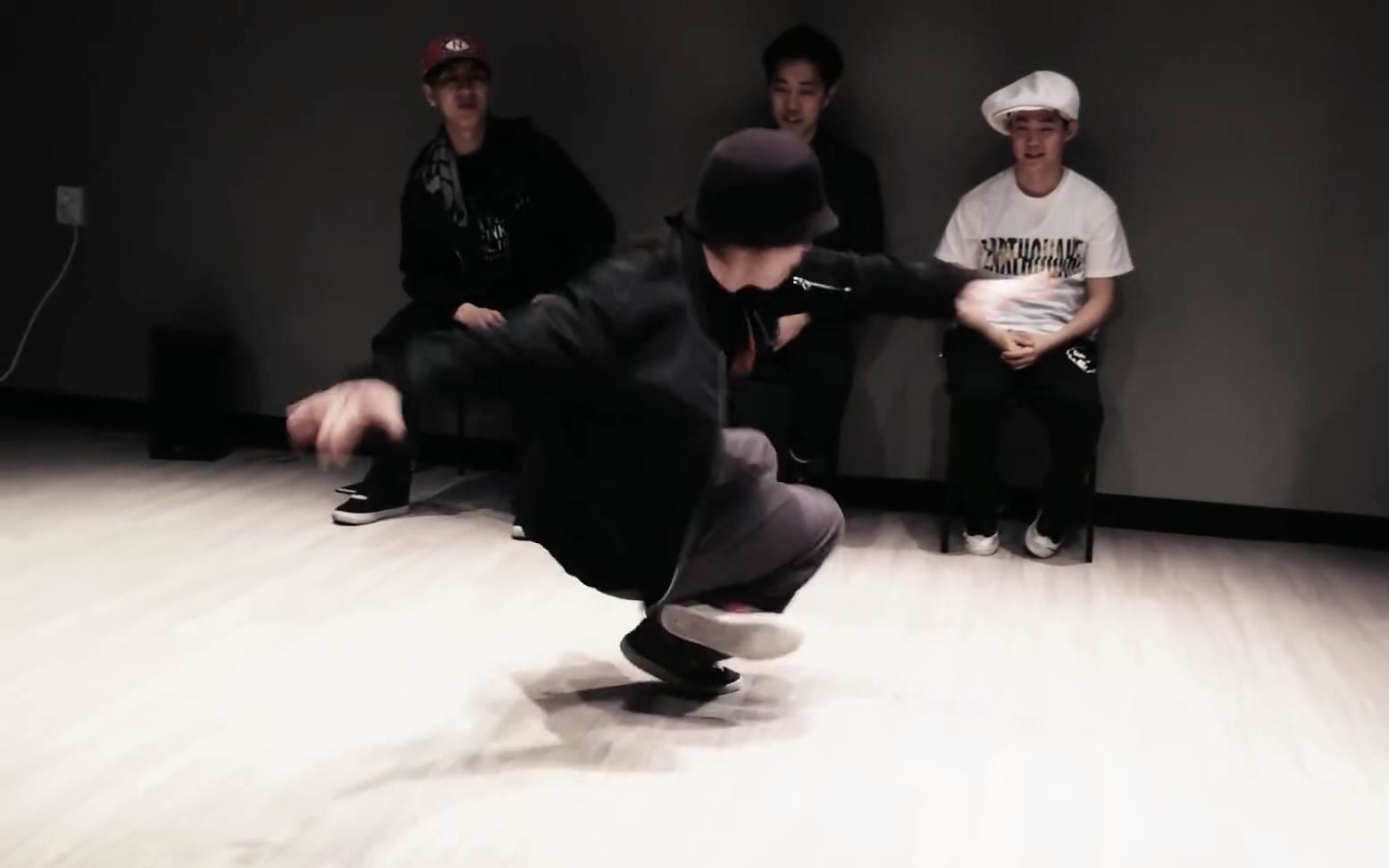 Bboy Mario in 1on1 Freestyle Battle_哔哩哔哩 (゜-゜)つロ 干杯~-bilibili