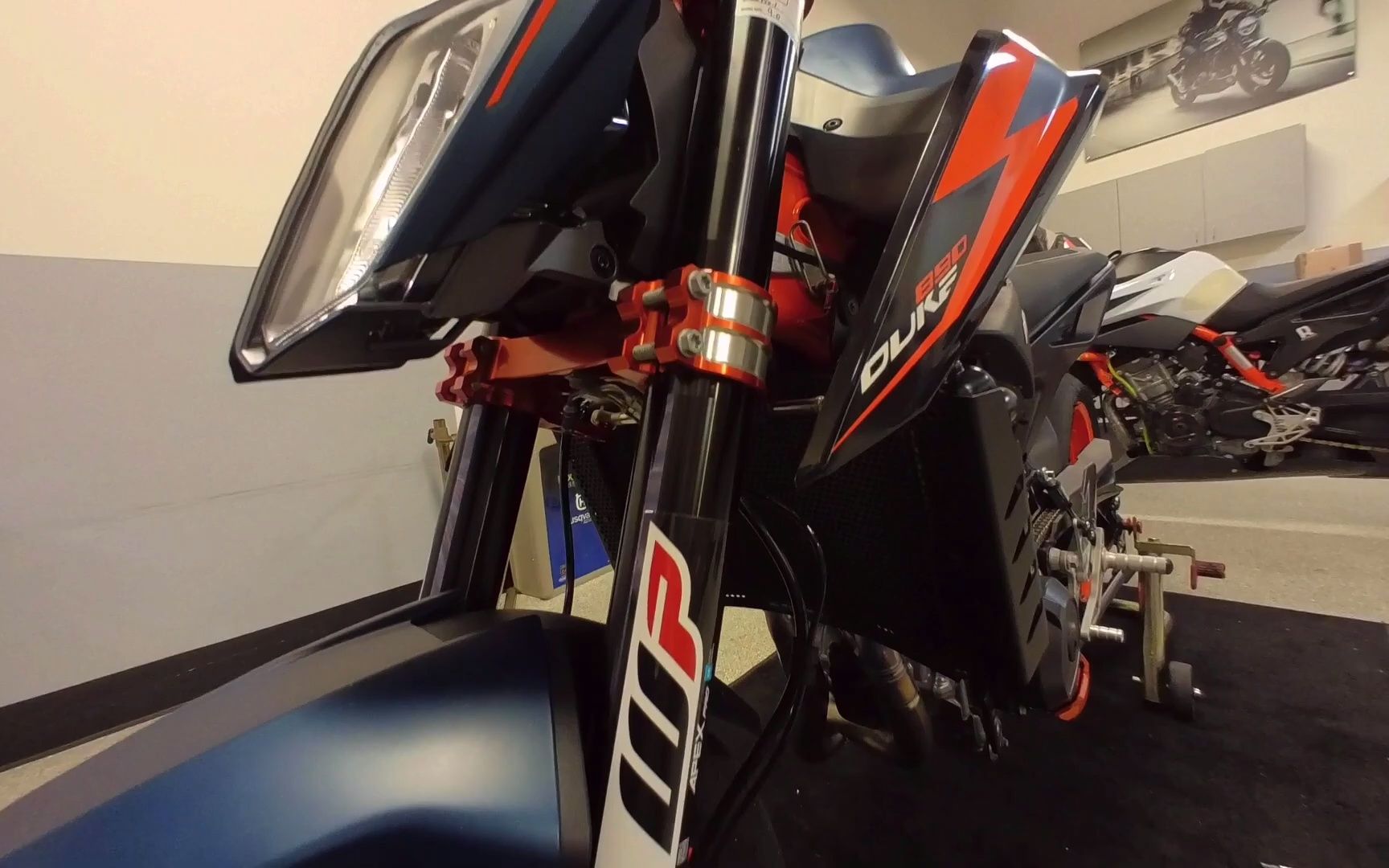 2022 KTM 890 Duke R Race Bike Build and Track Testing- Part 1_哔哩哔哩_bilibili
