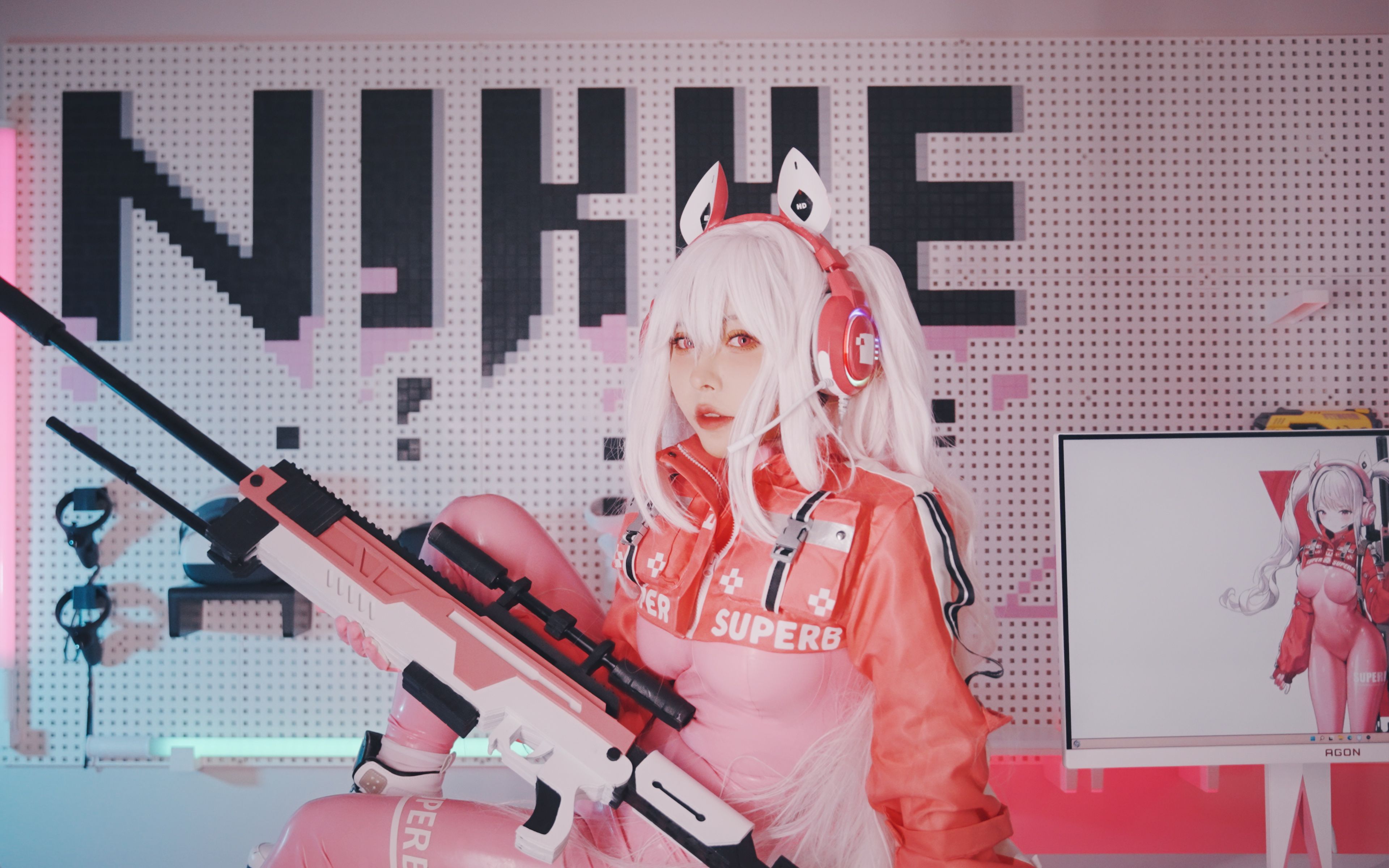 全球首款《Nikke：胜利女神》桌搭，3D打印COS尼姬爱丽丝体验爱攻AG275QXR显示器_哔哩哔哩_bilibili