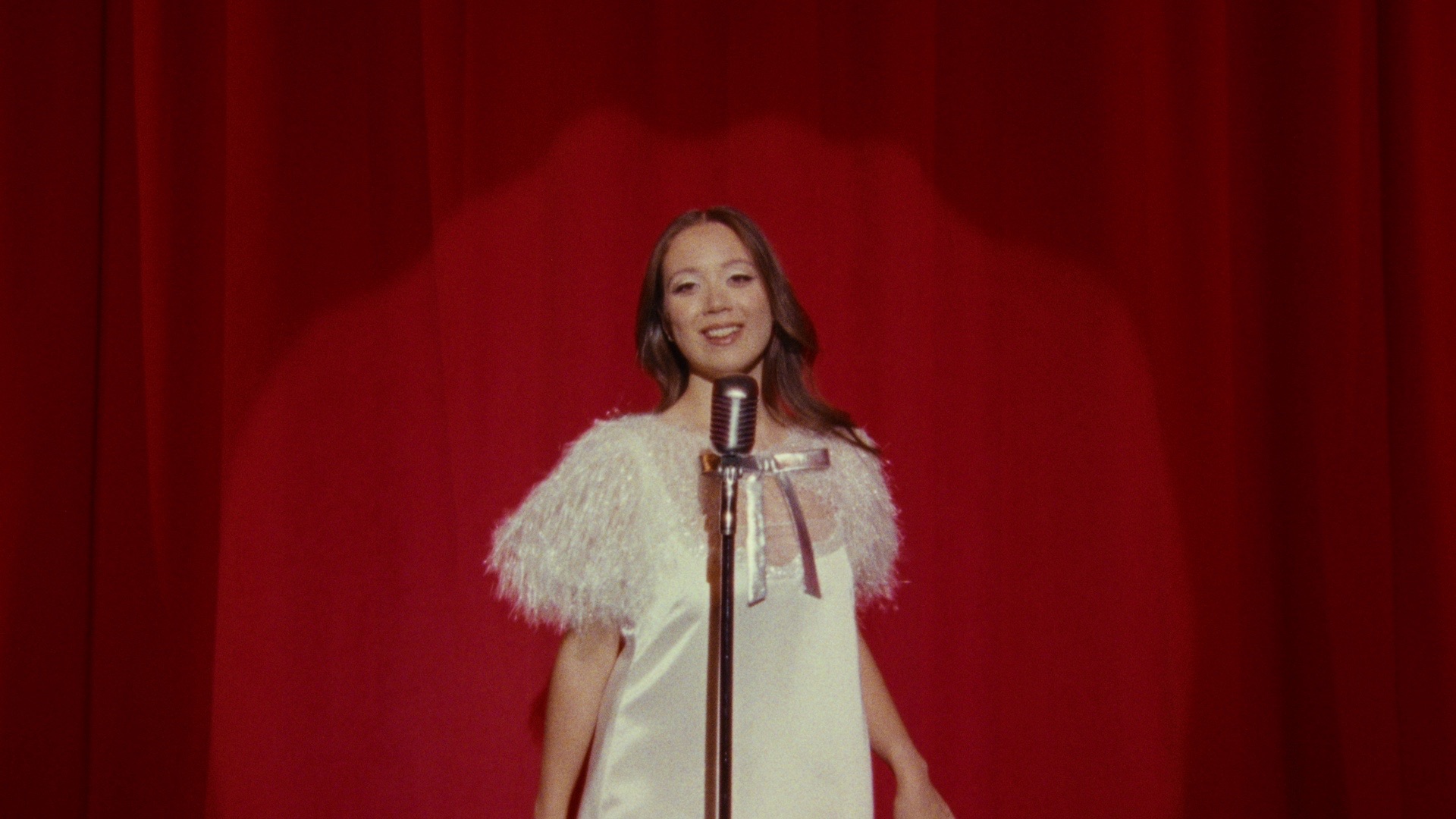 Laufey - Santa Baby 官方完整版MV-LaufeyOfficial-LaufeyOfficial-哔哩哔哩视频