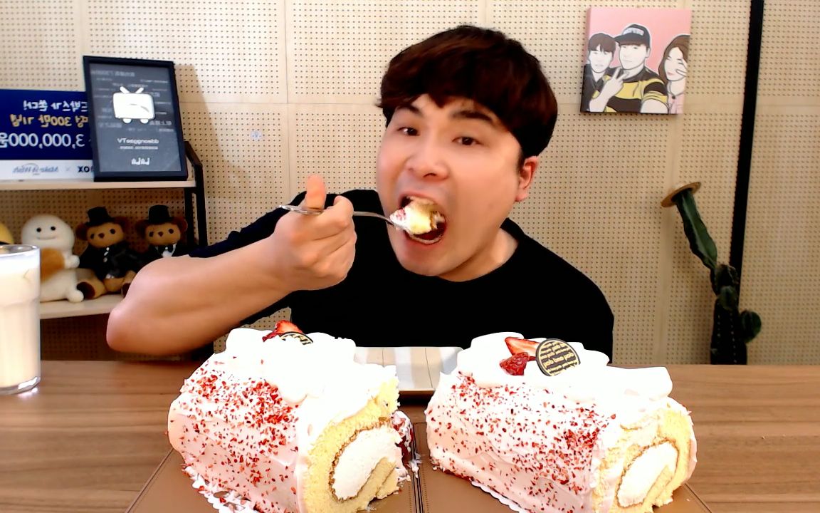 【ddeonggaeTV】满满的奶油!! 草莓卷蛋糕 吃播~! (直播)-ddeonggaeTV-ddeonggaeTV-哔哩哔哩视频