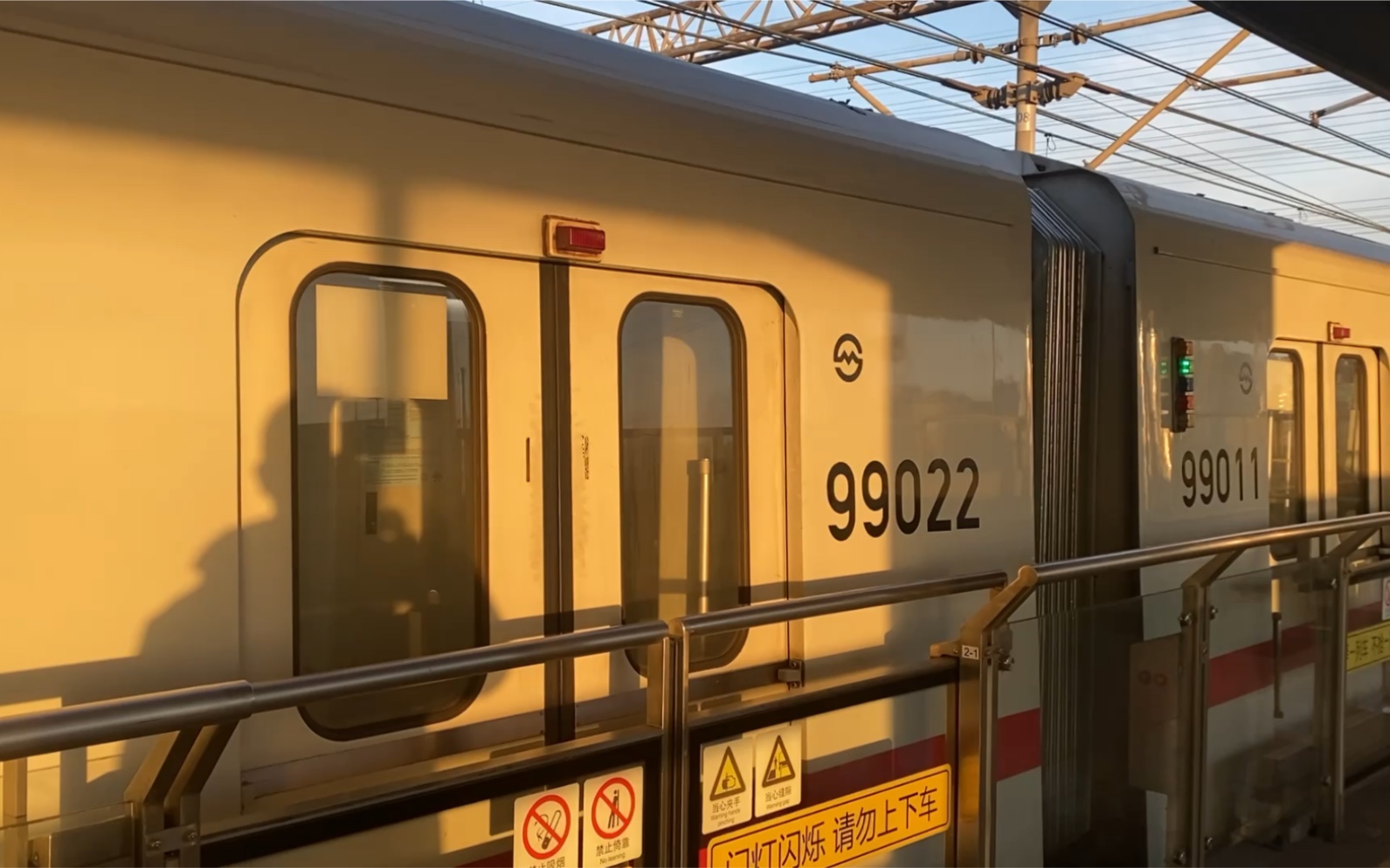 【上海地铁】1号线日出下的01A03“大西”118上行出共富新村_哔哩哔哩_bilibili