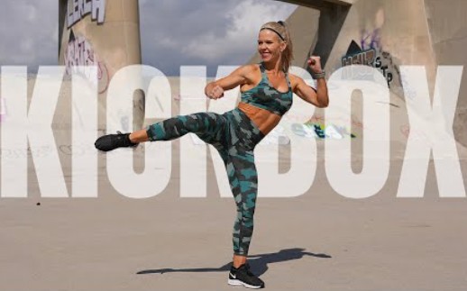 【Courtney Anderson】30分钟无重复站立搏击HIIT训练_哔哩哔哩_bilibili