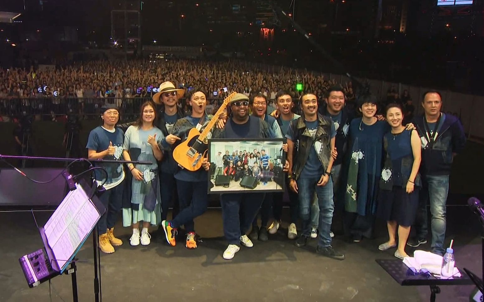 Eason and the duo band L.O.V.E is l.i.v.e 慈善演唱会_哔哩哔哩 (゜-゜)つロ 干杯~-bilibili