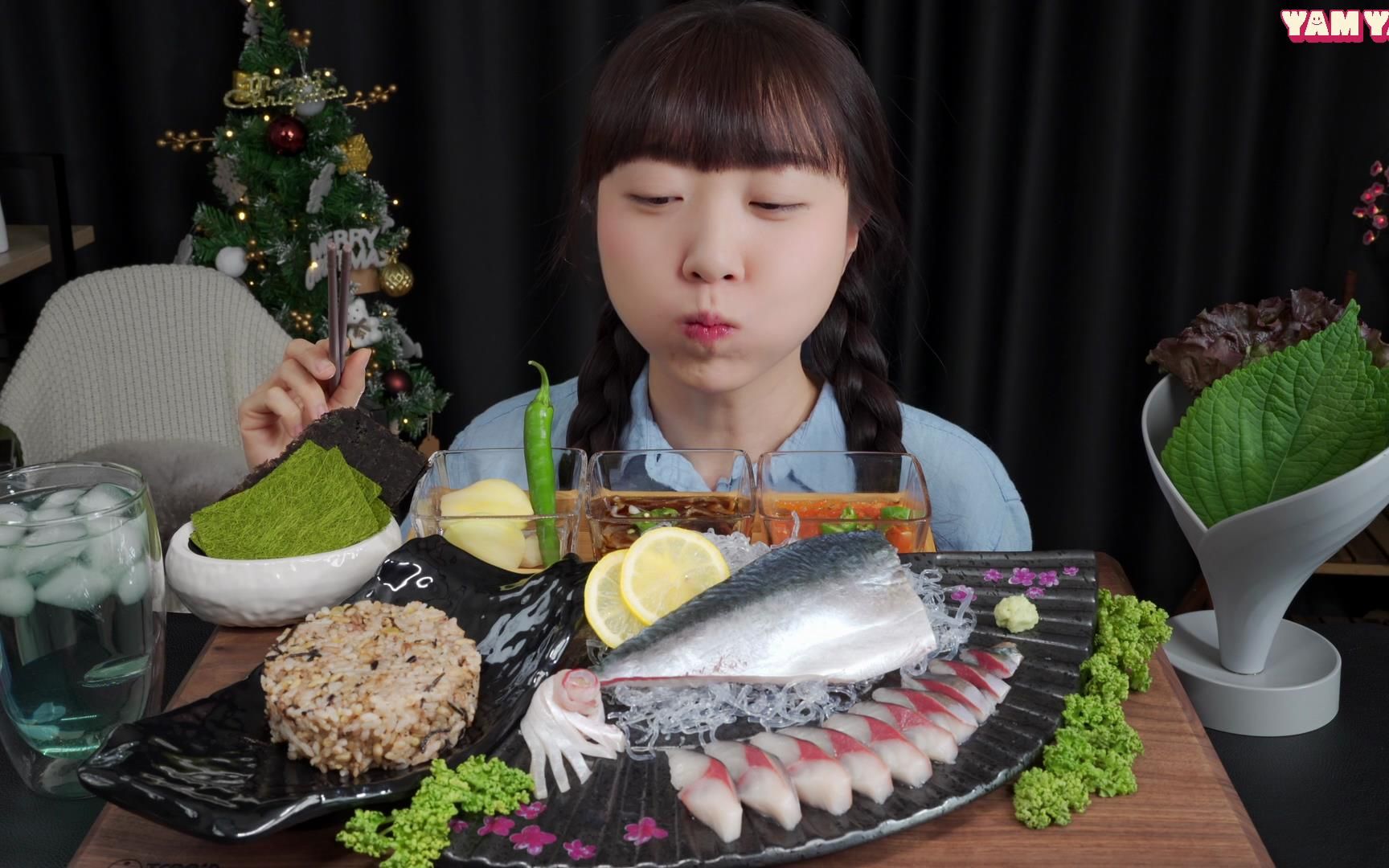 【yamyami美食】生鱼片必须厚切才满足！配上炒饭和海苔口感更丰富！-yamyami美食-yamyami美食-哔哩哔哩视频