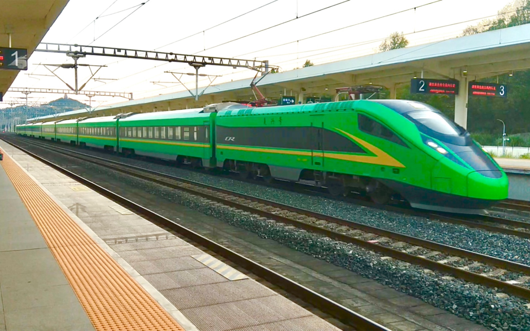 D753重庆北-兰州（FXD1-J0001）正线跨越苍溪站19:10 20220821_哔哩哔哩_bilibili