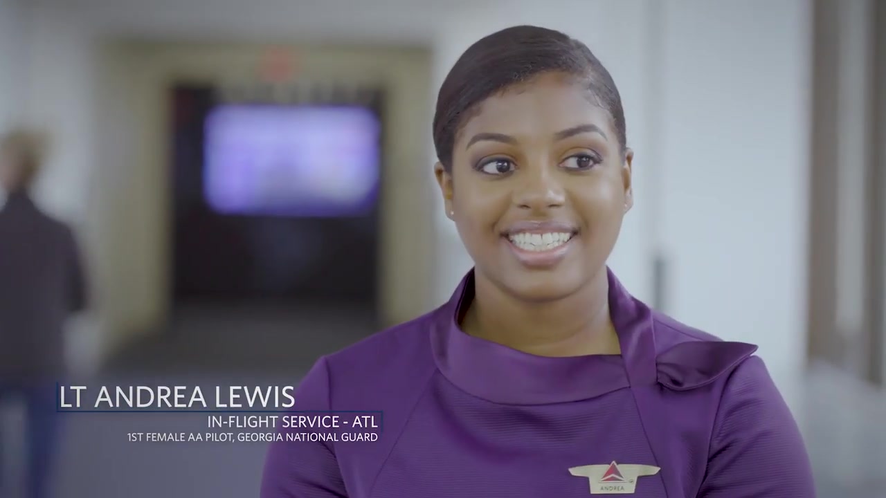 达美航空空乘Lt. Andrea Lewis创造了历Delta Flight Attendant Lt. Andrea Lewis Makes ...