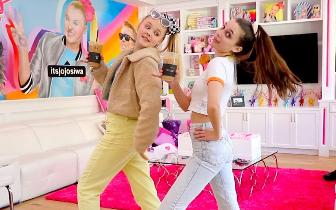 【emma chamberlain】把Jojo变成我 | TURNING JOJO SIWA INTO ME_哔哩哔哩_bilibili