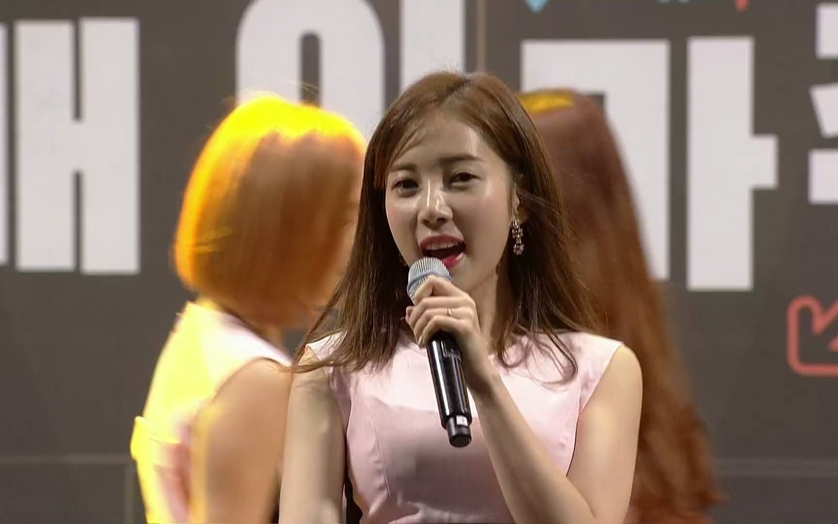 April - Blue Bird + Tinker Bell (Live.180818第10届总统杯业余演唱会)_哔哩哔哩_bilibili