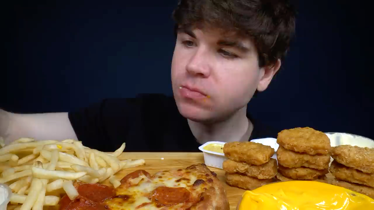 【Magic Mikey】吃奶酪香肠披萨和麦当劳炸鸡块薯条配奶酪酱-小火车翁翁翁-小火车翁翁翁-哔哩哔哩视频