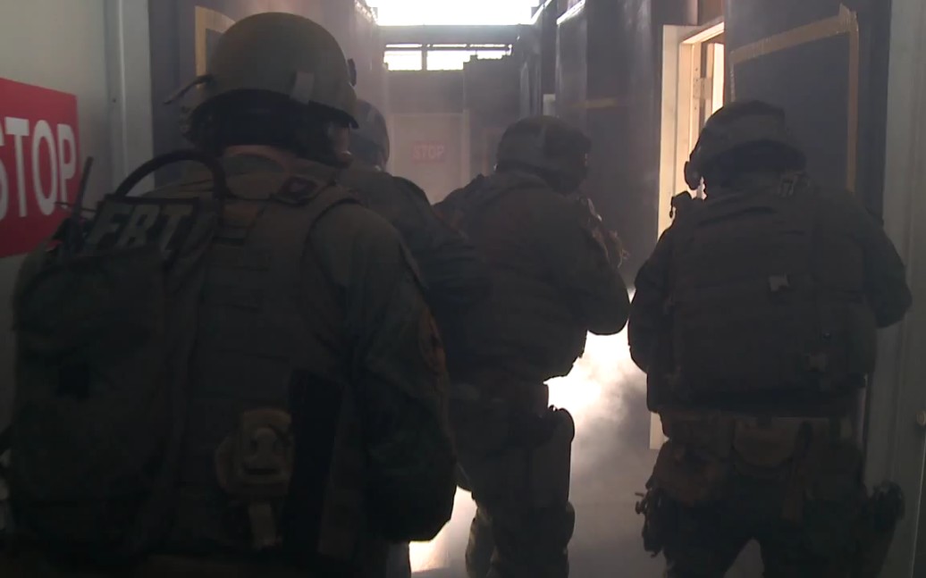 【FBI】2011年FBI SWAT室内CQB训练_哔哩哔哩_bilibili