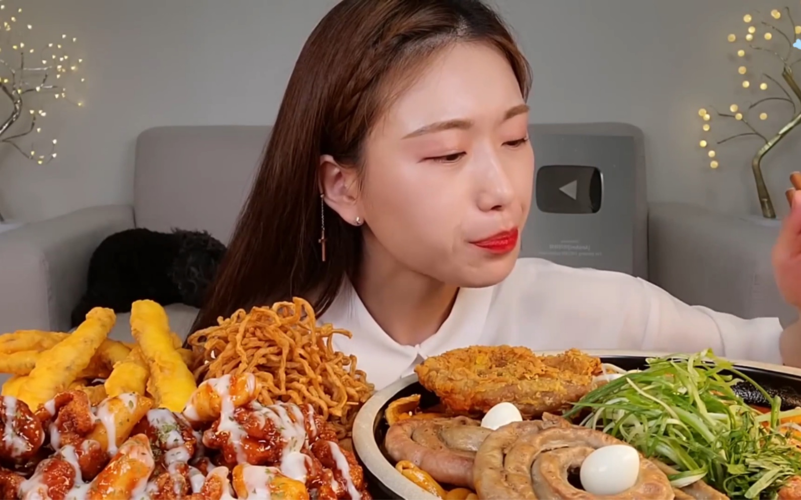 【只有吃和咽】Amiami 大份炒年糕宽粉+肥肠+炸鸡年糕 鱿鱼 咀嚼加速超过瘾！_哔哩哔哩_bilibili