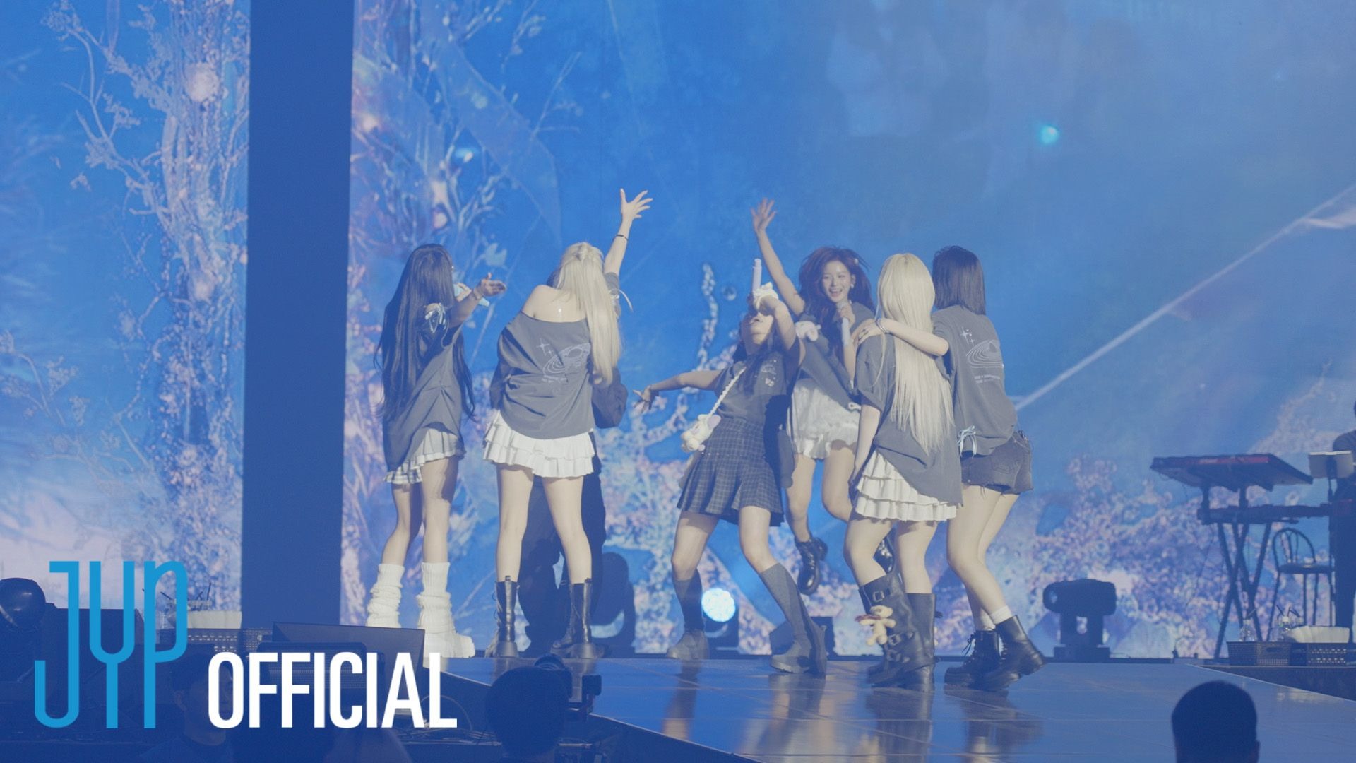 【NMIXX】‘Funky Glitter Christmas’Live Clip1ST WORLD TOUR EPISODE 1: ZERO ...