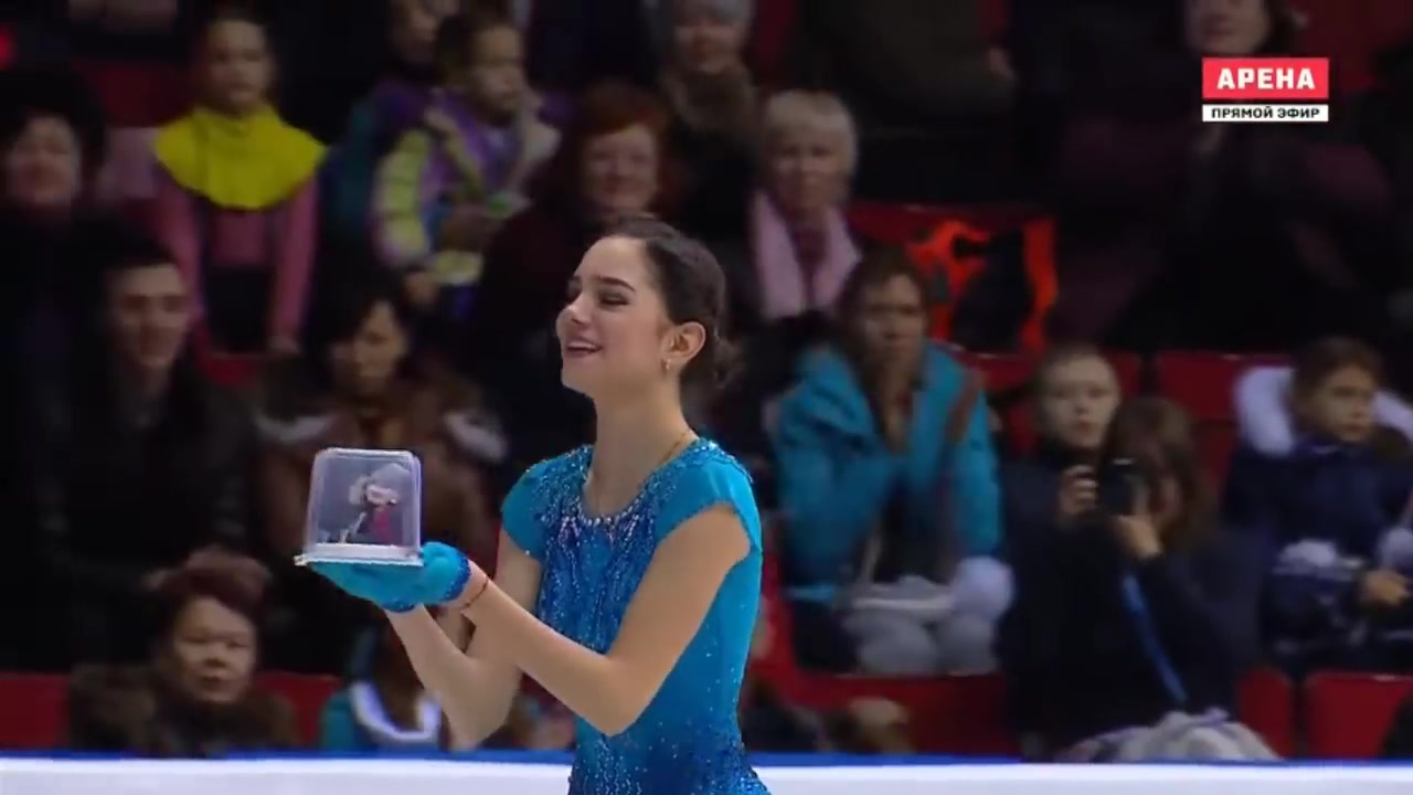 Evgenia was given -Yuri on Ice figures- from her fan_哔哩哔哩_bilibili