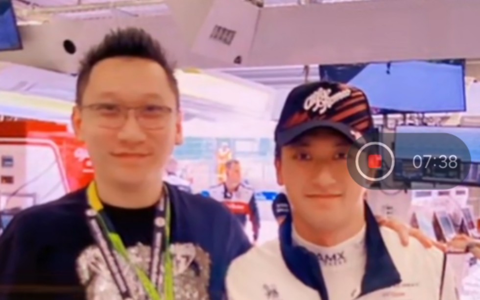 Mike在比利时Spa赛道直播F1比赛。并且和周冠宇合照了_哔哩哔哩_bilibili
