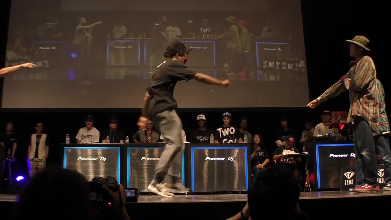 【HIPHOP BATTLE】LEO & IKKI vs Waydi & Rochka FINAL - WDC 2016 FINAL ...