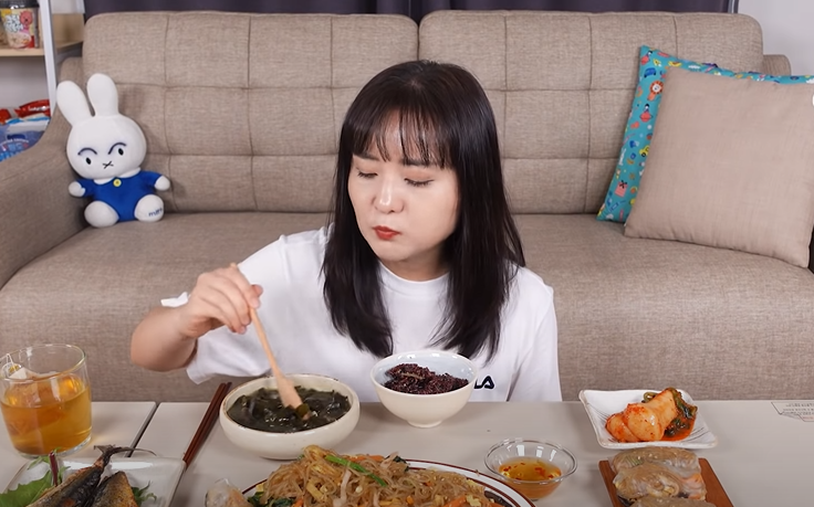 【Bokyoung】美味的杂菜和海带汤 吃播咀嚼音_哔哩哔哩_bilibili