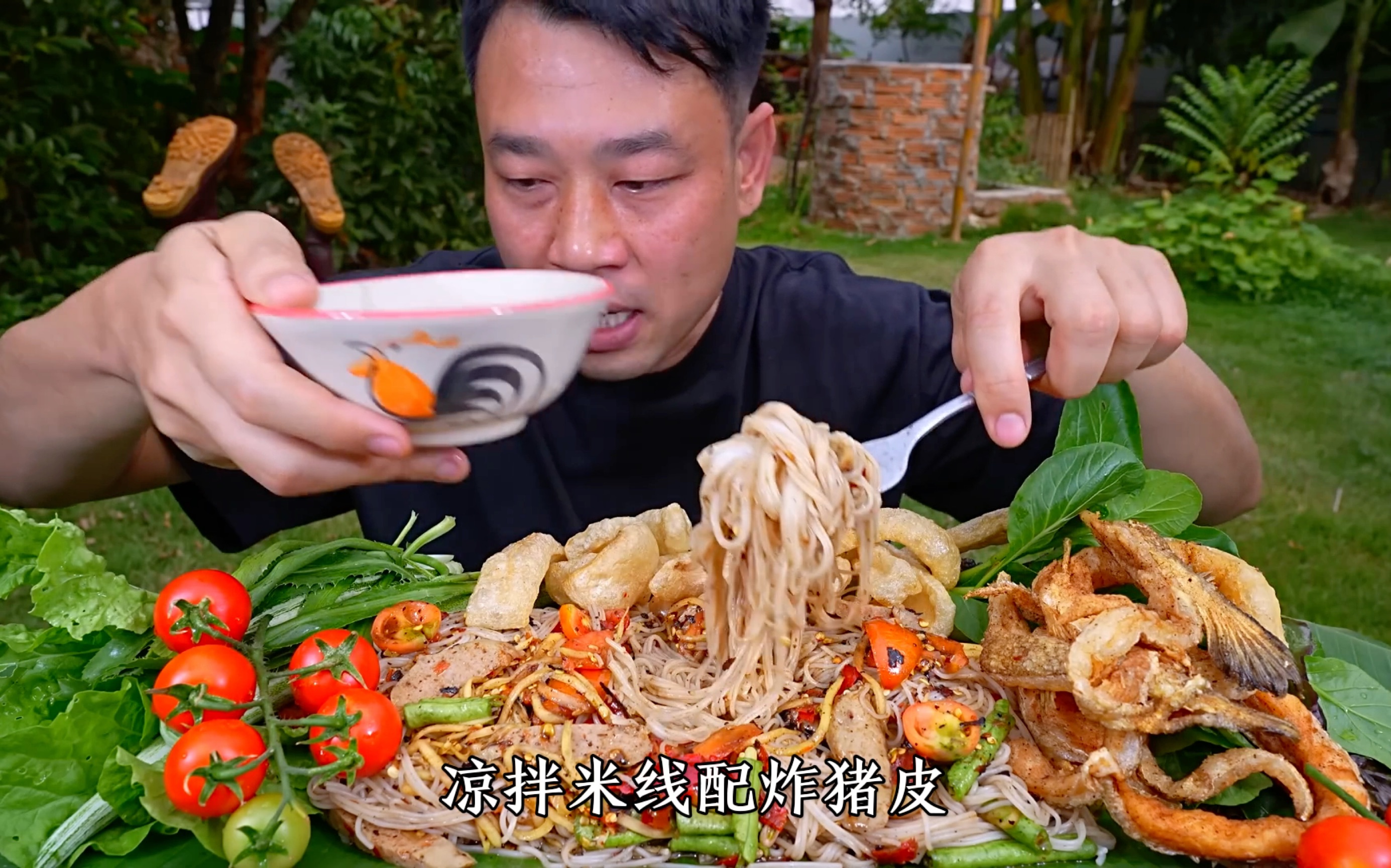 酸小番茄加辣辣米线【泰国Tomza带你吃】凉拌米线配炸猪皮 中文字幕-泰国清迈阿月-泰国清迈阿月-哔哩哔哩视频