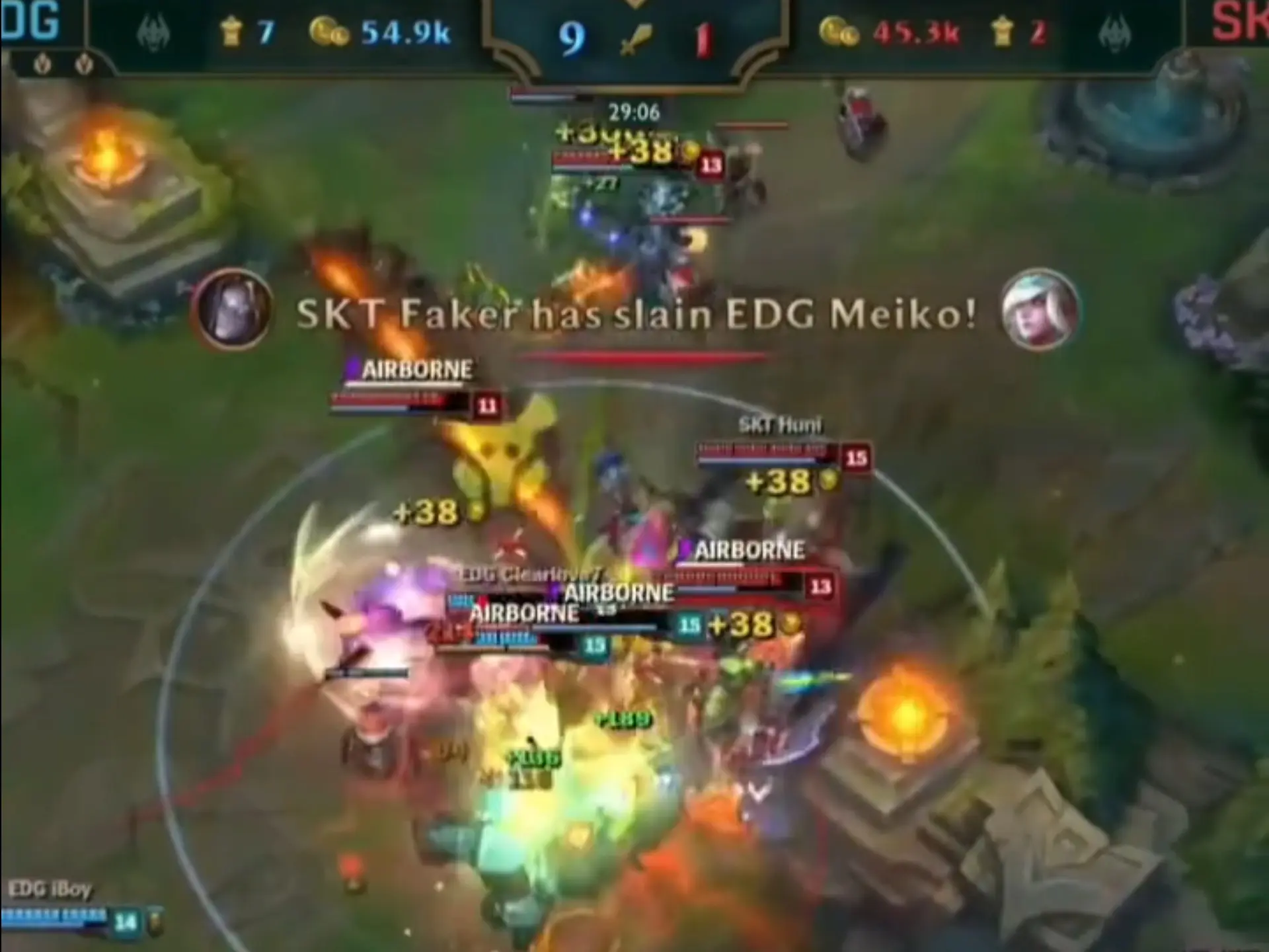 EDG领先一万经济被SKT翻盘，成就翻盘名场面，一万经济发条洛_英雄联盟