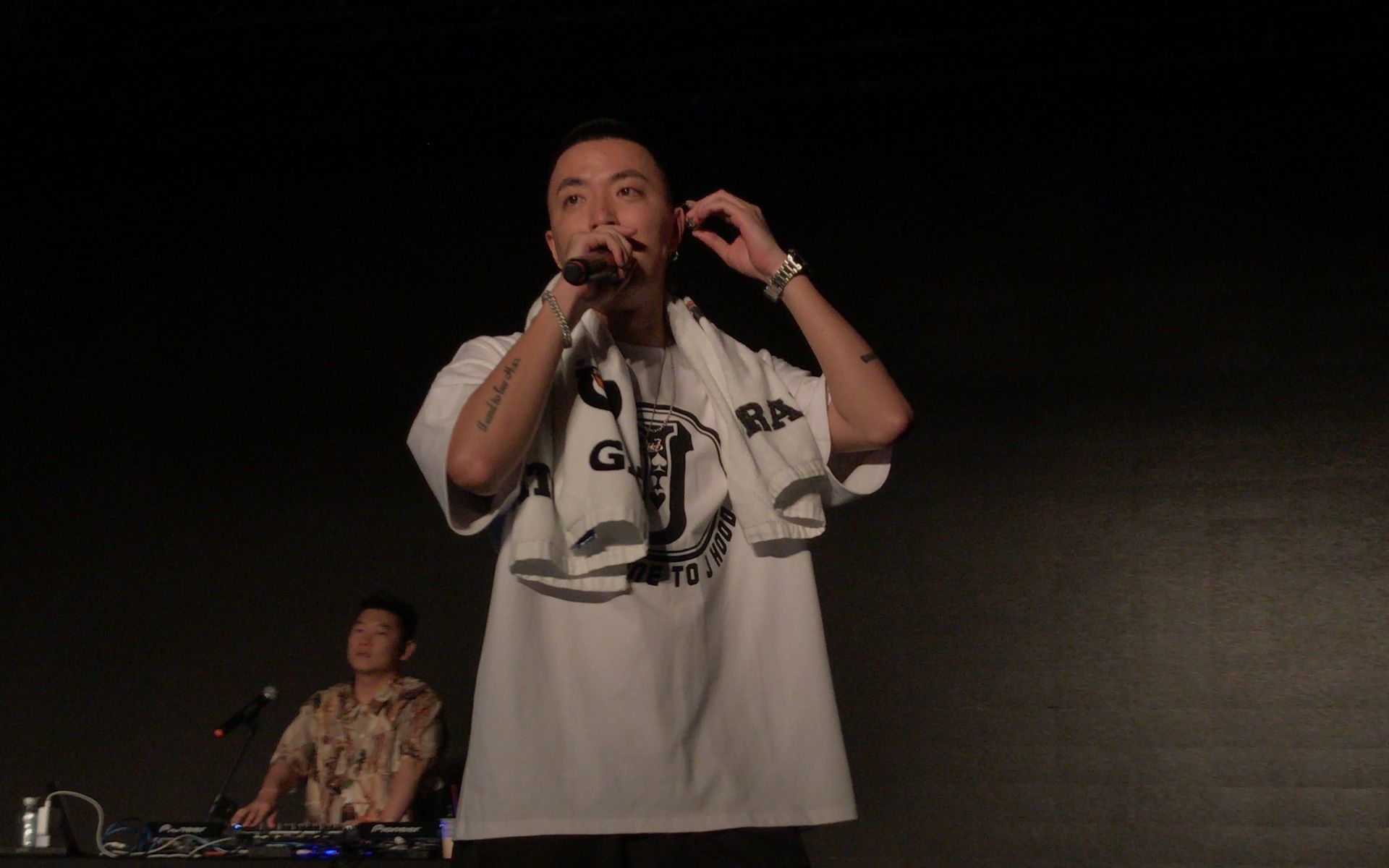 Jony J 香港现场演出-《玩家》live版 超近距离_哔哩哔哩_bilibili